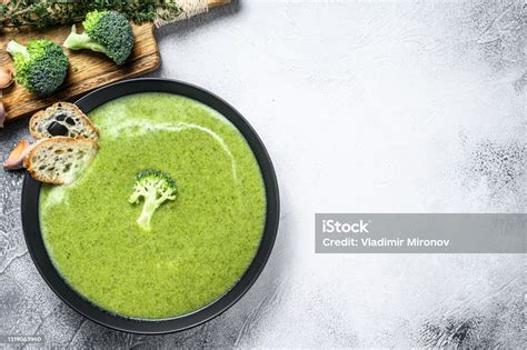 신선한 바게트를 곁들인 수제 브로콜리 수프 흰색 배경입니다 맨 위 보기입니다 복사 공간 브로콜리에 대한 스톡 사진 및 기타 이미지 Istock