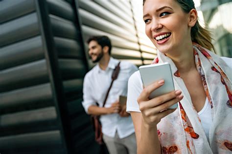 야외에서 디지털 장치를 사용하는 행복한 사업가와 여성 사업가 행복 개념 20 24세에 대한 스톡 사진 및 기타 이미지 20 24세 2명 거리 Istock