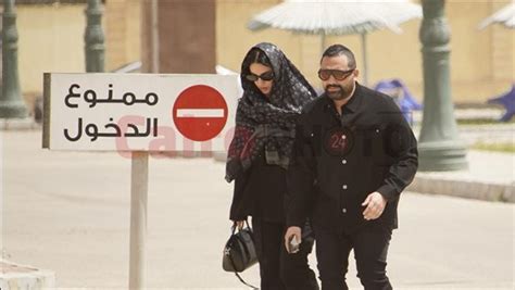 درة وزوجها أول الحاضرين في جنازة والد دينا الشربيني