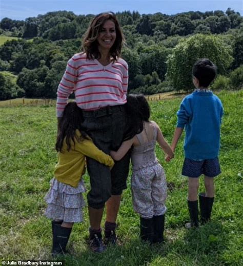 Julia Bradbury Has Given Up Alcohol To Decrease Her Odds Against Cancer Returning Daily Mail