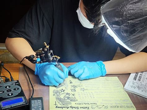 열심히 고무판트레이닝 중인 수강생의 모습🥰 부산타투수강부산타투학원부산타투배우는곳부산타투스터디