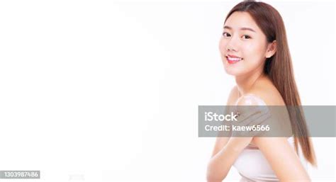 아름다움 화장품 건강 치료 스킨 케어 및 스파 개념 맑은 신선한 피부와 크림 자신의 몸을 적용 하는 아시아 젊은 여자 고립 된 흰색 배경 위에 완벽한 치료 피부를 가진 십대