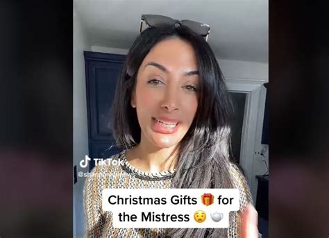 Продавачката откри како знае кога мажот ќе купи подарок за љубовницата Се работи ВО ОВА