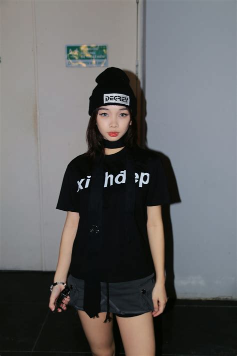 검은 모자와 검은 셔츠를 입은 여자 사진 Unsplash의 무료 여자 이미지