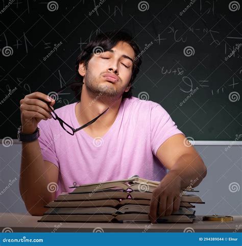 Jovem Estudante Do Sexo Masculino Sentado Na Sala De Aula Foto de Stock Imagem de acadêmica