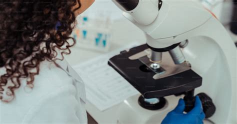 새로운 과학 연구 프로젝트를 진행하는 동안 실험실에 앉아 있는 지적인 여성 생물학자 사진 Unsplash의 분자 생물학 이미지