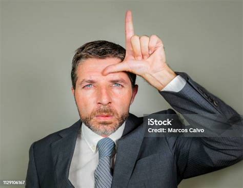 30 대 또는 40 대 이루어지지 슬 프 고 부끄러워 사업가 울고 손을과 실패 경력 개념에 재미 우울한 표정으로 그의 마에 손가락 패자 로그인을 하 고 30 39세에 대한