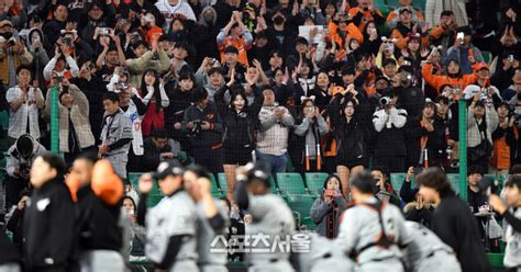 포토 ‘승리 축하하는 한화팬들