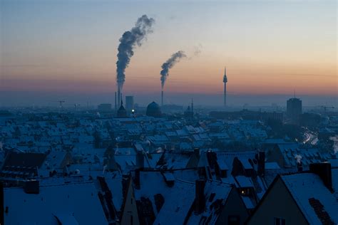 감기 거친 건축 겨울 겨울 도시 겨울 아침 경치 공업 지대 공장 굴뚝 날씨 눈 눈이 내리는 뉘른베르크 담배를 피우다 도시 도시 경관 도시 생활