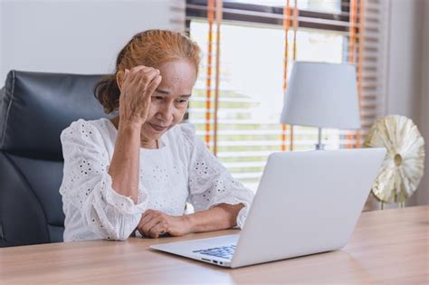 알츠하이머 증상 두통 표현의 기억상실 기억상실 징후가 있는 비즈니스 노인 여성 프리미엄 사진