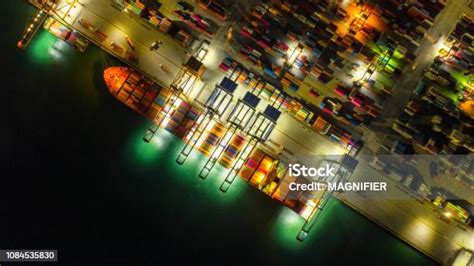 내보내기 및 가져오기 기업 물류 및 운송에서 컨테이너 배 화물 및 컨테이너 상자 하버 크레인으로 배송 전송 국제 물 공중 보기 및 평면도입니다 0명에 대한 스톡 사진 및