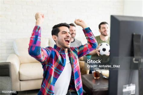 거실에서 Tv에 자신의 팀의 목표를 축 하 하는 남자 축구에 대한 스톡 사진 및 기타 이미지 축구 축구공 라틴 아메리카 히스패닉 민족 Istock