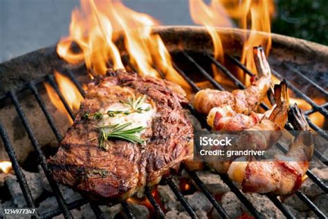 불타는 뜨거운 그릴에 맛있는 리브아이 스테이크와 베이컨 포장 새우 바베큐그릴에 대한 스톡 사진 및 기타 이미지 바베큐그릴 새우 해산물 스테이크 Istock