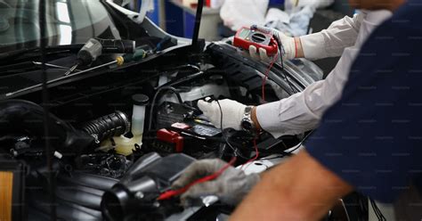 배선 및 컴퓨터 진단 자동차 수리 서비스 전문가 2 명이 엔진 오작동 문제를 해결합니다 군인 협력 교육 훈련 개념 신기술 연구 사진 Unsplash의 엔진 이미지