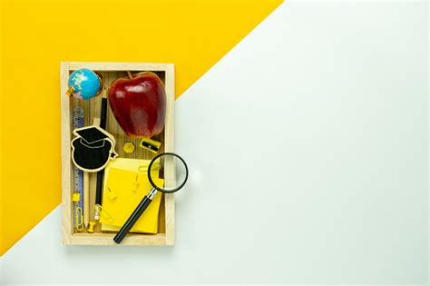 테이블 상단 보기 학교 배경 개념에 다시 장식 교육의 공중 이미지 평면 현대 종이 듀오 톤 흰색과 노란색에 나무 선반으로 다양 한 개체 애플 문구의 하다 0명에 대한 스톡