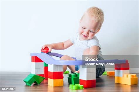 유아 소년은 생성자 자동차 블록 클로즈업으로 재생됩니다 유치원 어린이를위한 교육 장난감 12 17 개월에 대한 스톡 사진 및 기타 이미지 Istock