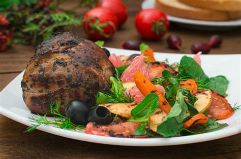 구운된 야채 시금치와 사과와 자 몽의 쇠고기 스테이크 목조 소박한 배경입니다 상위 뷰 고기에 대한 스톡 사진 및 기타 이미지 고기 구이 굽기 Istock