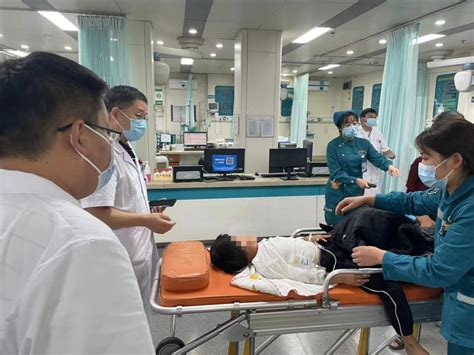 6岁小朋友跌倒求助 郑州交警仅用7分钟引导120急救车到达急诊中心