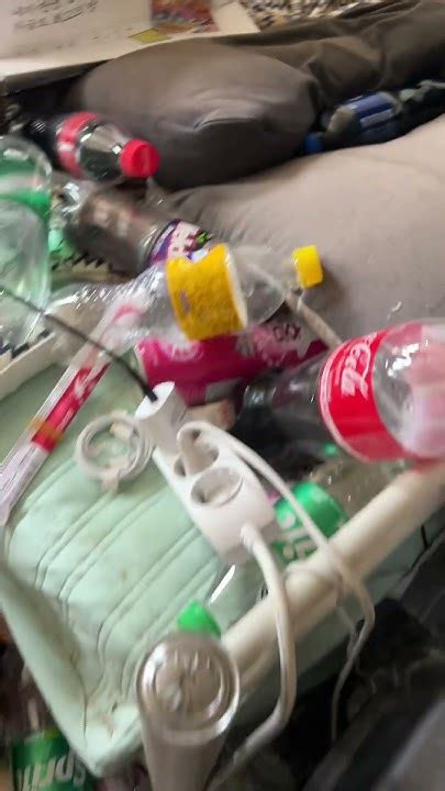 특수청소 쓰레기 더미에서 먹고 자고 했던 20대 청년 은둔형 외톨이 Youtube