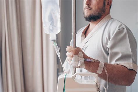 한 남자가 병원 병동에 서서 창 밖으로 내다 본다 병원에서 남자의 손에 드롭퍼 가까운에 대한 스톡 사진 및 기타 이미지 가까운 가정의 방 간호사 Istock