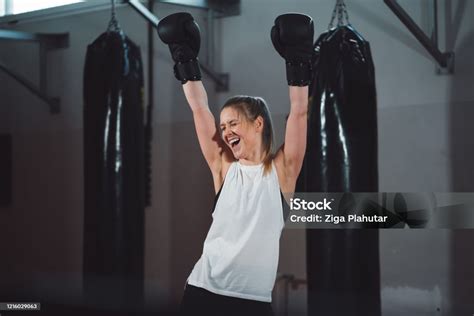 행복한 여성 복서 들고 그녀의 손을 위로 에 그만큼 공기 허리 올라 갈색 머리에 대한 스톡 사진 및 기타 이미지 갈색 머리 건강한 생활방식 격투기 Istock