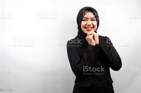 아름다운 젊은 아시아 무슬림 비즈니스 여성 자신감과 흰색 배경에 고립 된 뭔가를 제시 빈 공간을 찾고 쾌활한 20 24세에 대한 스톡 사진 및 기타 이미지 Istock