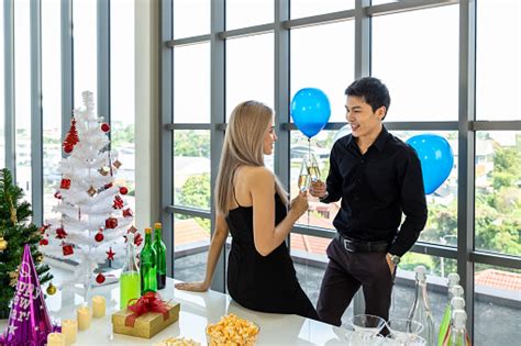 매력적인 젊은 부부는 크리스마스와 새해를 축하 테이블에 간식과 음료와 샴페인 유리를 깜박 2명에 대한 스톡 사진 및 기타 이미지 2명 계절 공휴일 Istock