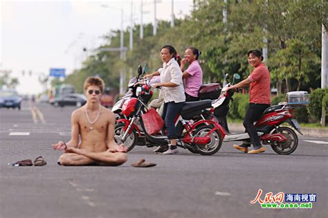 Naked Foreign Student Sits In The Middle Of A Road In Haikou Headlines Features Photo