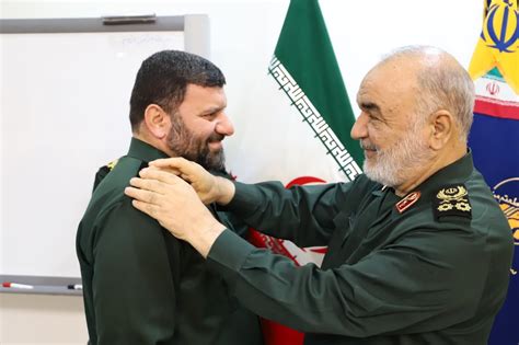 تصویر اعطای درجه سرتیپ دومی به شهید سید مهدی موسوی توسط فرمانده کل سپاه