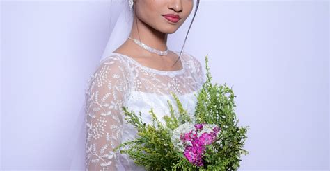 격식있는 옷차림 결혼 결혼 사진 결혼식 날 결혼식 복장 공식적인 초상화 꽃다발 녹색 단풍 레이스 드레스 베일 보석 달린 머리 장식 부케 분홍색 꽃