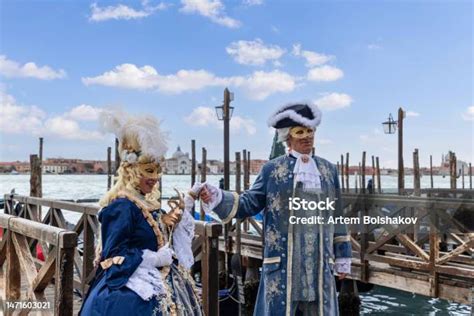 제방에서 베니스 카니발을 위한 우아한 바로크 의상을 입은 커플 바로크 양식에 대한 스톡 사진 및 기타 이미지 바로크 양식