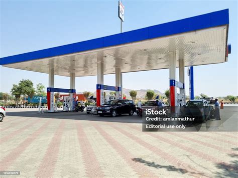 인도 석유 바라트 석유 및 의존도의 주유소를 가로 질러 인도 정부에 의해 대규모 가격 인상 전에 연료와 디젤을 얻기 위해
