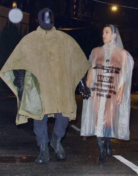 ‘알몸에 투명우비라니 칸예 웨스트♥ 비앙카 끔찍한 노출 의상 어디까지[할리웃톡]