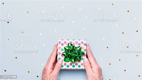 색종이 카피 스페이스와 파스텔 배경에 선물 상자를 들고 여자 어머니의 날 또는 여성의 날 카드 트렌디 한 색상 상단보기 개념에 대한 스톡 사진 및 기타 이미지 Istock