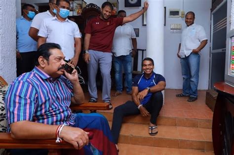 ශ්‍රීලනිප 72 වන උපන්දිනය දා හිමිදිරියේම මහින්දගෙන් මෛත්‍රීට ඇමතුමක් ~ Gossip Lanka Hot News