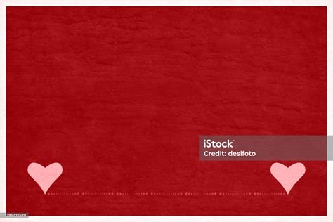 두 개의 작은 분홍색 하트와 두 개의 작은 분홍색 하트와 두 가지를 연결하는 점의 패턴어두운 빨간색 또는 적갈색 그런지 배경 0