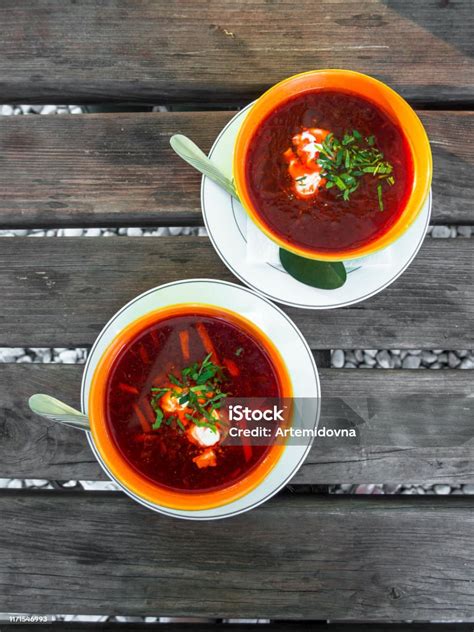 수제 러시아어 우크라이나어 및 폴란드 국가 수프 회색 나무 배경에 사워 크림 비트 야채와 고기로 만든 붉은 보르슈트 고기에 대한 스톡 사진 및 기타 이미지 Istock