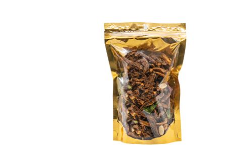 앞쪽에 맑은 플라스틱이있는 황금 포장에 허브와 곡물로 튀긴 작은 바삭 바삭한 작은 물고기 브랜딩 디자인 라벨을위한 빈 공간 흰색 배경에 격리 된 패키지 파일의 클리핑 경로