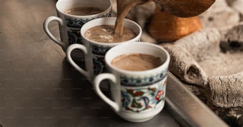 한 사람이 두 개의 컵에 커피를 붓습니다 사진 Unsplash의 커피 이미지