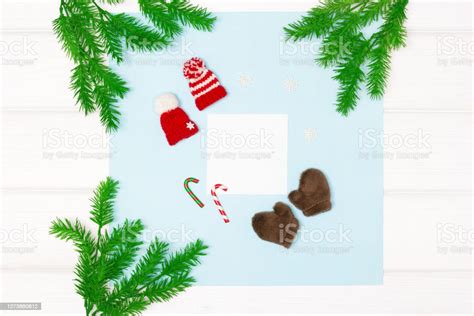 니트 비니 모자 흰색 나무 보드 배경에 크리스마스 장식 장갑 공간을 복사합니다 겨울 방학 인사말 카드 0명에 대한 스톡 사진 및 기타 이미지 Istock