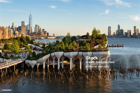 뉴욕시의 작은 섬 허드슨 리버 파크 웨스트 빌리지 맨해튼의 미트 패킹 지구에 원형 극장이있는 높은 공공 공원 Little Island At Pier 55에 대한 스톡 사진