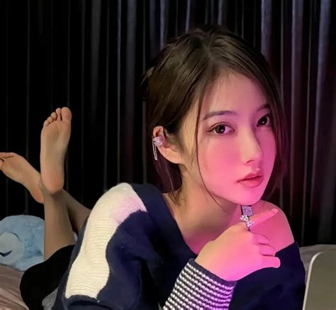 Asian Girl Feet Pose By Amirrax On Deviantart