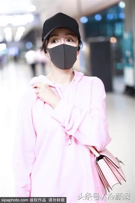 婁藝瀟現身機場大玩「下衣失蹤」 露美腿霸屏超清爽 每日頭條
