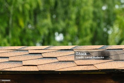 오렌지 브라운 색상의 부드러운 역청 타일로 덮인 정자 지붕의 질감 기와에 대한 스톡 사진 및 기타 이미지 기와 아스팔트 지붕 Istock