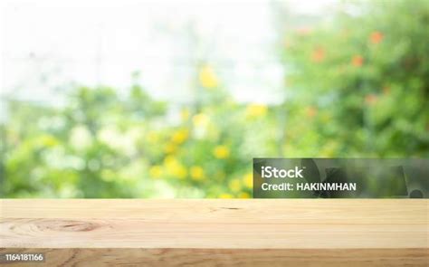 실제 나무 테이블 상단 질감에 흐림 꽃 정원 배경입니다 제품 표시 또는 디자인 키 시각적 개체 만들기 배경 주제에 대한 스톡 사진 및 기타 이미지 Istock