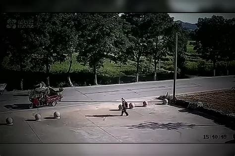 男子骑三轮车问路，几秒后离开画面，再次出现已全是零件，监控拍下惨烈画面画面零件三轮车