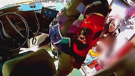 Padre Golpea Al Conductor De Un Autobús Escolar Por Llegar Tarde