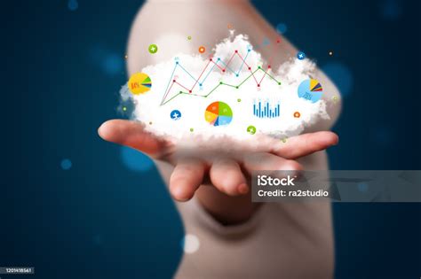 차트와 그래프 아이콘과 기호로 구름을 제시하는 젊은 여성 에 대한 스톡 사진 및 기타 이미지 그래프 꽃 식물