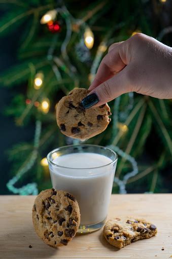 우유에 담근 초콜릿 칩 쿠키와 함께 크리스마스 조명이 켜집니다 0명에 대한 스톡 사진 및 기타 이미지 0명 12월 가정 생활 Istock