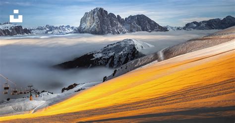 푸른 하늘 아래 눈과 구름으로 뒤덮인 산 사진 Unsplash의 무료 눈 이미지